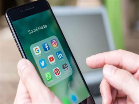 Social Media Addiction सोशल मीडिया की लत के शिकार हो चुके हैं आप ये