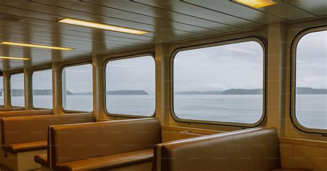 창문 옆 기차 위에 앉아 있는 좌석 열 사진 Unsplash의 이용할 수 있는 이미지