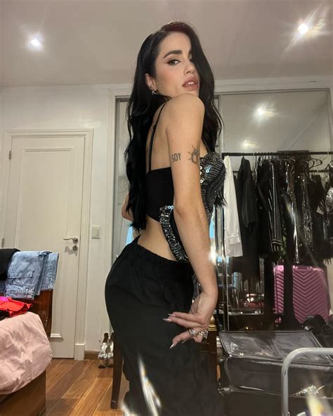 Lali Espósito posando ColorMusic