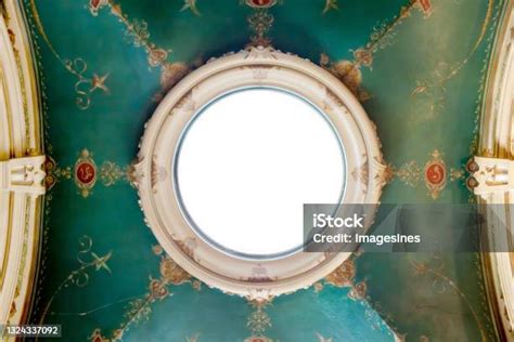 Jendela Atap Bundar Dengan Pemandangan Langit Kubah Berbentuk Langit Atap Di Dalam Ruangan