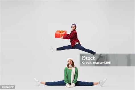 따뜻한 옷과 모자 춤을 추는 발레 댄서들의 창조적 인 초상화 회색 배경에 고립 된 재미 사랑 관계 가족 예술 크리스마스에 대한