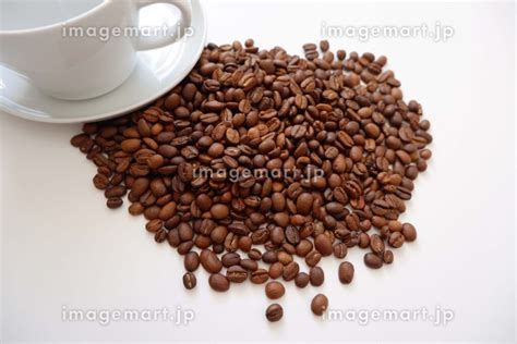 白い背景にコーヒー豆、カフェ、喫茶店、コーヒショップのイメージ壁紙の写真素材 178553031 イメージマート