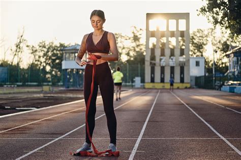 매력적인 스포티 한 소녀 에 스포츠웨어 꿈 포장 빨간 권투 붕대 에 손에 도시 경기장 건강한 생활방식에 대한 스톡 사진 및 기타 이미지 건강한 생활방식 권투 스포츠