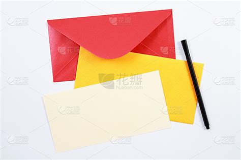 白色背景的卡片和信封