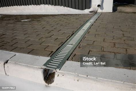 겨울에 보행자 보도에서 빗물 배수를위한 배수 시스템의 철 창살 강철에 대한 스톡 사진 및 기타 이미지 강철 거리 건물의 층 Istock