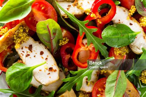토마토 시금치 후추 Arugula 차드 잎과 닭 가슴살 구이의 신선한 야채 샐러드 접시 프라이드 치킨 고기 샐러드와 필렛 건강