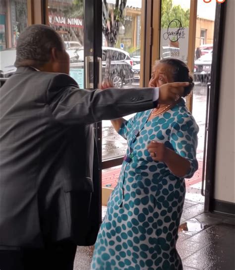 Истории МЕНИДЖЪРЪТ ИЗГОНВА ВЪЗРАСТНА ЖЕНА ОТ РЕСТОРАНТ ЗАЩОТО НЕ ПАСВАЛА — НА СЛЕДВАЩИЯ ДЕН