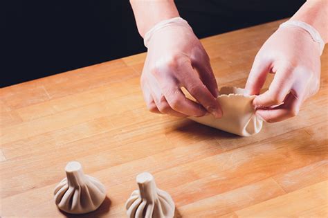 국립 그루지야 요리 Khinkali 금속 배경 쿡 준비 Khinkali 부엌 탑 보기 생 고기 반죽 요리 중국 전문 찐 만두