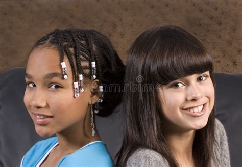 Zwei Nette Mädchen Stockbild Bild Von Korne Jugendliche 2223905