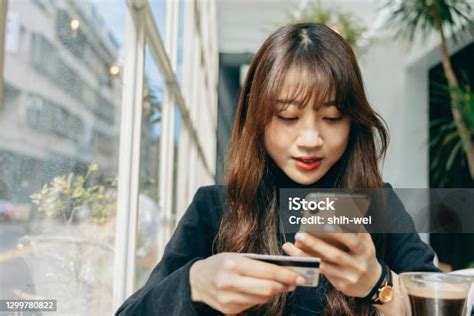 카페에서 온라인 쇼핑을 위해 스마트 폰과 신용 카드를 사용하는 아시아 여성 저축에 대한 스톡 사진 및 기타 이미지 저축 은행업무 지갑 개인 장식품 Istock