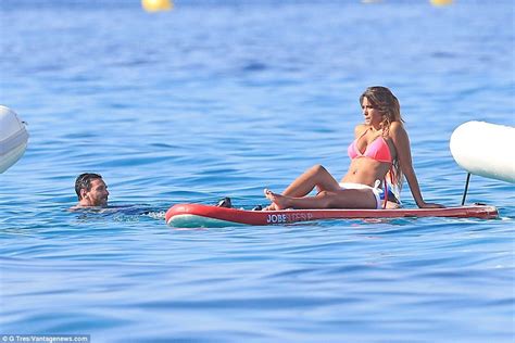 Lionel Messis Partner Antonella Roccuzzo Shows Off Her Curves In A