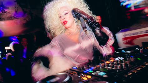 Dianne Brill A 1980s It Girl Makes A Splashy Return The New York Times