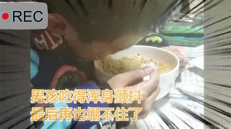 男孩得知妈妈去世，偷偷抹泪哭到浑身颤抖，看得爸爸太心疼了