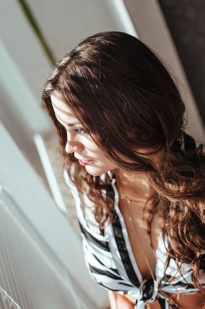 Belle Femme Brune Aux Cheveux Naturels Dans Une Pose Sensuelle Sur Le