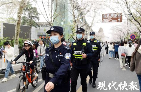 鸡鸣寺路的警察比樱花好看网友点赞赏花人流中的定海神针 现代快报网