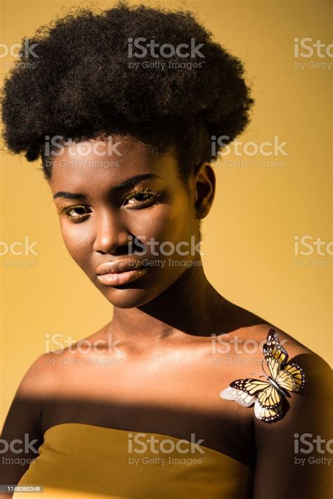 갈색으로 카메라를 보고 나비와 아름 다운 아프리카계 미국인 여자 갈색에 대한 스톡 사진 및 기타 이미지 갈색 그림자 나비