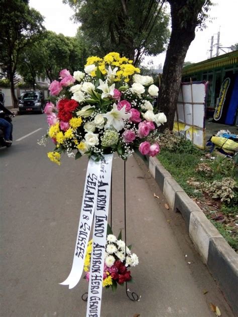 Standing Flower Selamat Dan Sukses 001 TOKO BUNGA FINAZ
