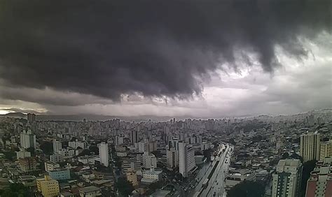 Formação de chuva intensa e ventania na grande Belo Horizonte MG na