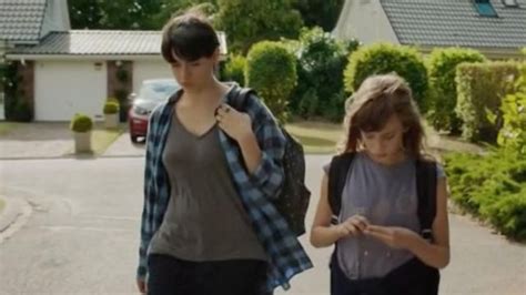 Camiseta Morada De Virginia Zélie Rixhon En Mytho S01e06 Spotern