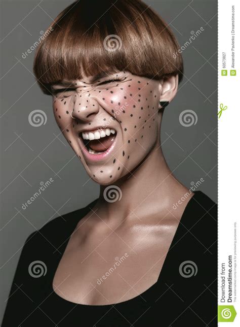 Hete Sexy Natte Meisjesschreeuw Met Tatoegering In Zwarte Stock