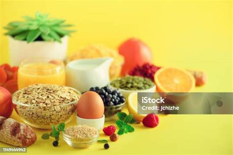 건강 한 아침 식사 재료 음식 프레임 귀리와 옥수수 플레이크 계란 견과류 과일 열매 토스트 우유 요구르트 오렌지 바나나 복숭아