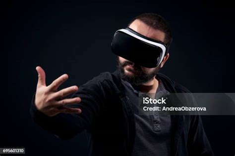 젊은 남자가 입고 가상 현실 고글 검은 스튜디오 Vr 개념입니다 360도 촬영에 대한 스톡 사진 및 기타 이미지 360도