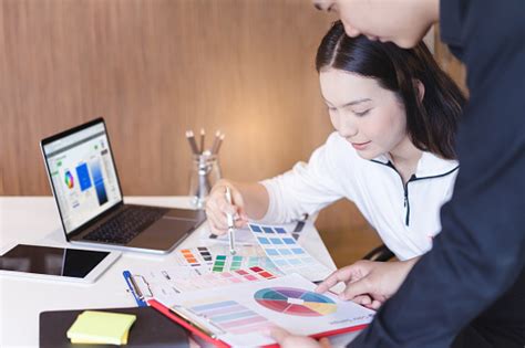 모바일 응답 웹사이트 개발 와이어 프레임 Ui Ux가 개발을 위한 크리에이 티브 디자이너 선택 색상 샘플 레이아웃 디자인 이랑 스마트폰 화면에 스케치 2명에 대한 스톡 사진