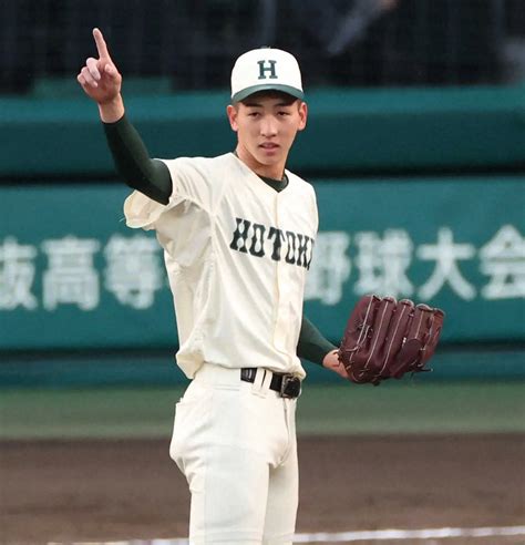 センバツ高校野球9日目＜報徳学園・大阪桐蔭＞4回1死、ナインに声をかける報徳学園・今朝丸（撮影・北條 貴史） スポニチ Sponichi