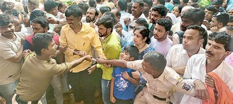 6 Lakh Devotees Had Darshan Of Shani Dev In 24 Hours In Shingnapur Devotees Performed Yoga On