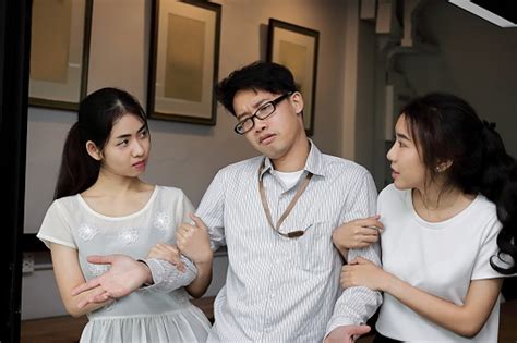 三人之間的複雜關係三角戀的概念 照片檔及更多 妒忌 照片 妒忌 情侶 愛 Istock