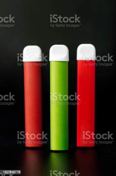 검은 색 배경에 화려한 일회용 전자 담배 현대 흡연 Vaping 및 니코틴의 개념 0명에 대한 스톡 사진 및 기타 이미지 0