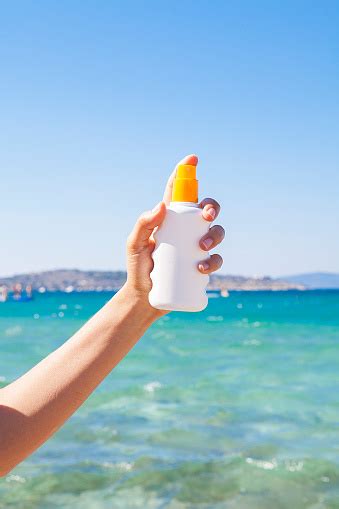 여자 화창한 날에는 해변에서 자외선 차단제를 들고 있다 귀여운에 대한 스톡 사진 및 기타 이미지 귀여운 모던 양식 바다 Istock