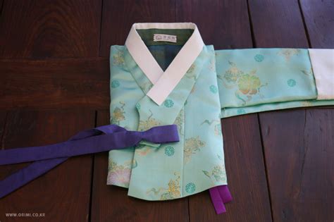 옥색 저고리에 홍매색 치마의 신부한복 오리미 신부한복