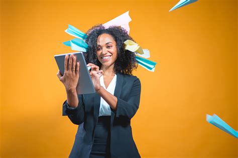 그녀의 머리에 종이 비행기와 디지털 태블릿을 사용하여 오렌지 배경아프리카 비즈니스 여자 개념에 대한 스톡 사진 및 기타 이미지 개념 곱슬 머리 긍정적인 감정 표현