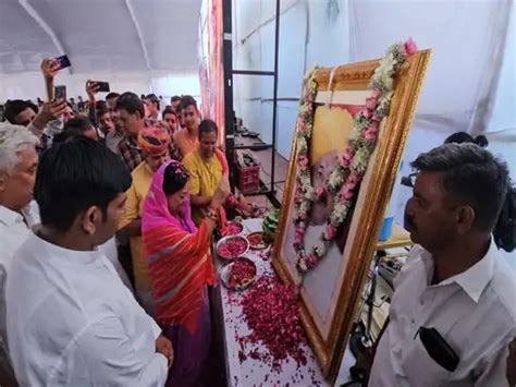 Congress Mla Mevaram Touched The Feet Of Vasundhara And Took Blessings