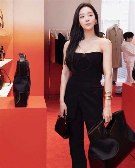 《黑暗榮耀》空姐平口馬甲托出爆乳深溝 長髮披肩洩霸氣女神光 Et Fashion Ettoday新聞雲