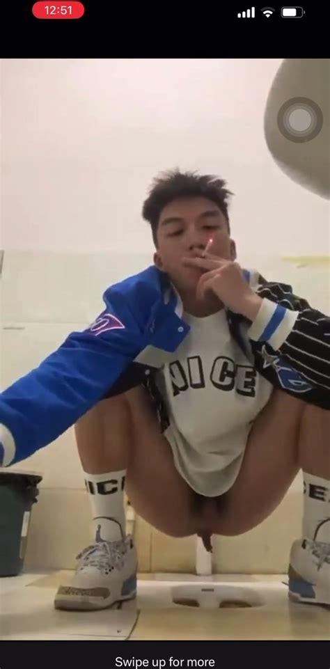 Handsome chinese guy shitting in squat toilet - ThisVid.com em inglês