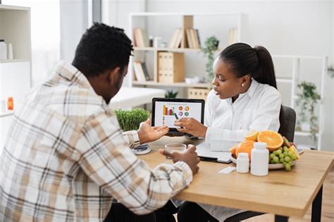 그래프를 통해 태블릿에 고객의 데이터를 표시하는 다이어트 전문가 20 24세에 대한 스톡 사진 및 기타 이미지 20 24세 25 29세 2명 Istock