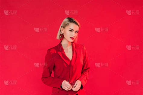 穿红夹克的时髦女孩