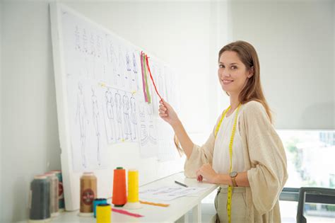 함께 일하는 여성 중소기업 중소기업 고객을위한 맞춤형 디자인 둘 다 훌륭한 디자이너로 활동했습니다 기술에 대한 스톡 사진 및 기타 이미지 Istock