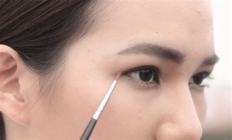 控制皮肤出油，做个完美女人油脂化妆肌肤