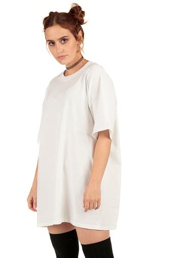 복사공간 패션 스토어에 대 한 아름 다운 아가씨 모델 착용 초대형 Streetwear 흰색 Tshirt 드레스 T 셔츠에 대한