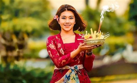Aura Cantik Pramugari Nuri Anggra Pakai Kebaya Ketat Ala Gadis Bali