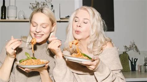 Ocho Alimentos Que Nunca Deberían Faltar En La Dieta De Una Mujer