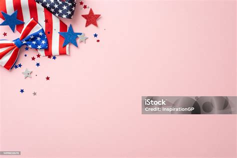 파스텔 핑크 배경에 반짝이는 별 색종이 넥타이 나비 넥타이 등 매혹적인 탑 뷰 배열로 독립 기념일의 애국적인 열정을 받아들입니다 텍스트나 광고를 추가하는 데 적합 0명에