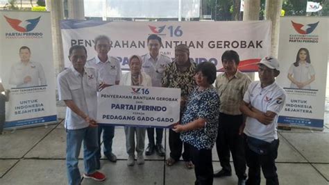 Partai Perindo Bagikan Gerobak Ke Pedagang Kabupaten Tangerang