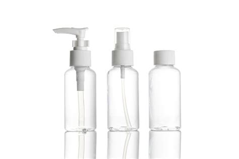 소독제 병 백색에 격리 된 방부제 젤 화장품 비누 및 미네랄 샴푸를위한 빈 투명 플라스틱 펌프 용기 투명 한 배경에 물 캡 빈 스프레이 메이크업 화장품에 대한 스톡 사진 및