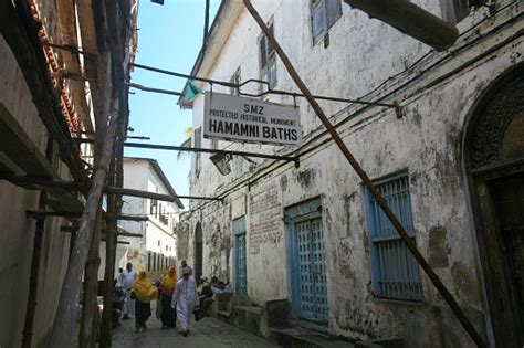 스톤 타운 잔지바르 탄자니아에서에서 오래 된 Hamam 근처 보행자 21세기에 대한 스톡 사진 및 기타 이미지 21세기