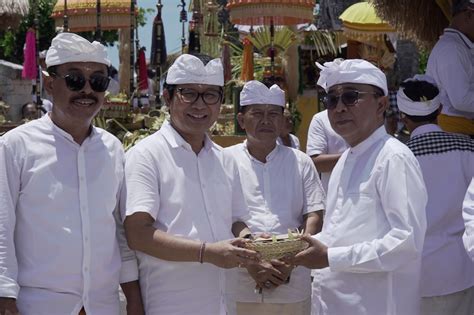 Sekda Adi Arnawa Hadiri Karya Pujawali Di Pura Luhur Uluwatu Baliilu