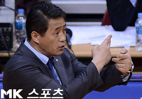 Mk포토 추일승 감독 `약속된 플레이를 해야지~` Mk스포츠